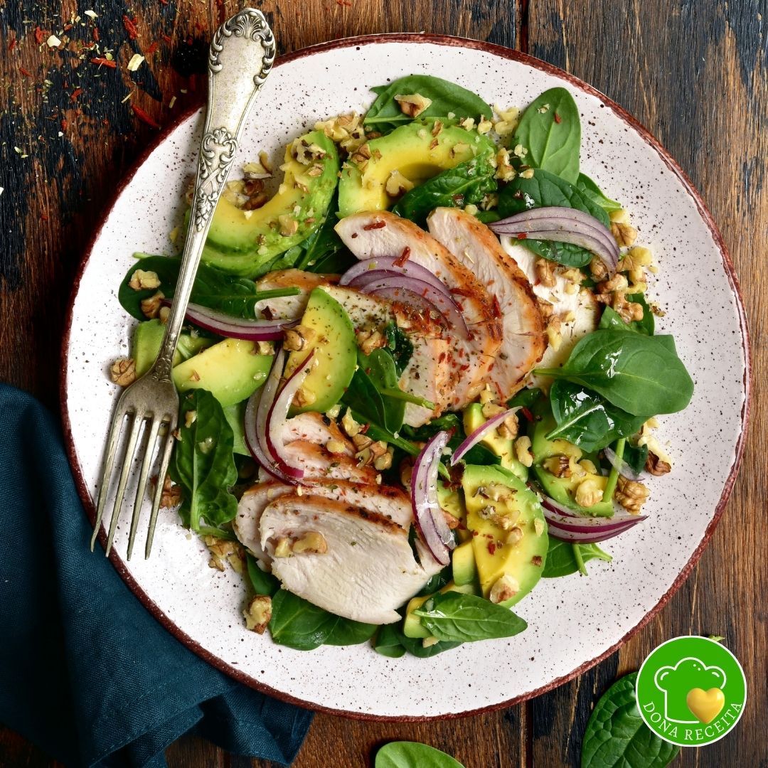 Salada de espinafre com filé de frango grelhado, abacate e nozes - Dona ...